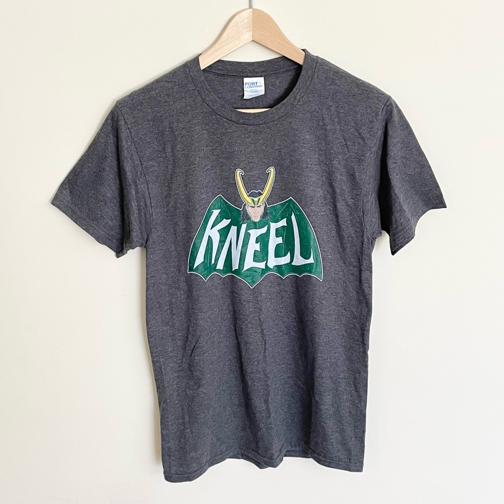 Loki Kneel Batman Logo Green Grey Graphic T Shirt Adu… - Gem